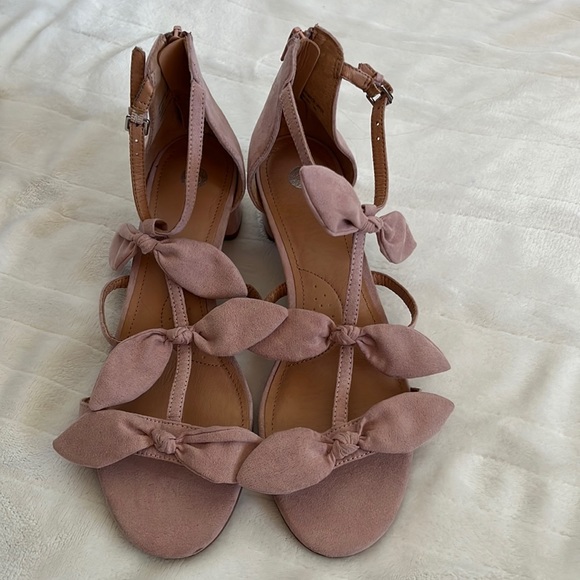 Dress Barn | Shoes | Cute Pink Bow Tie Low Heel Zip Back Party Sandals ...